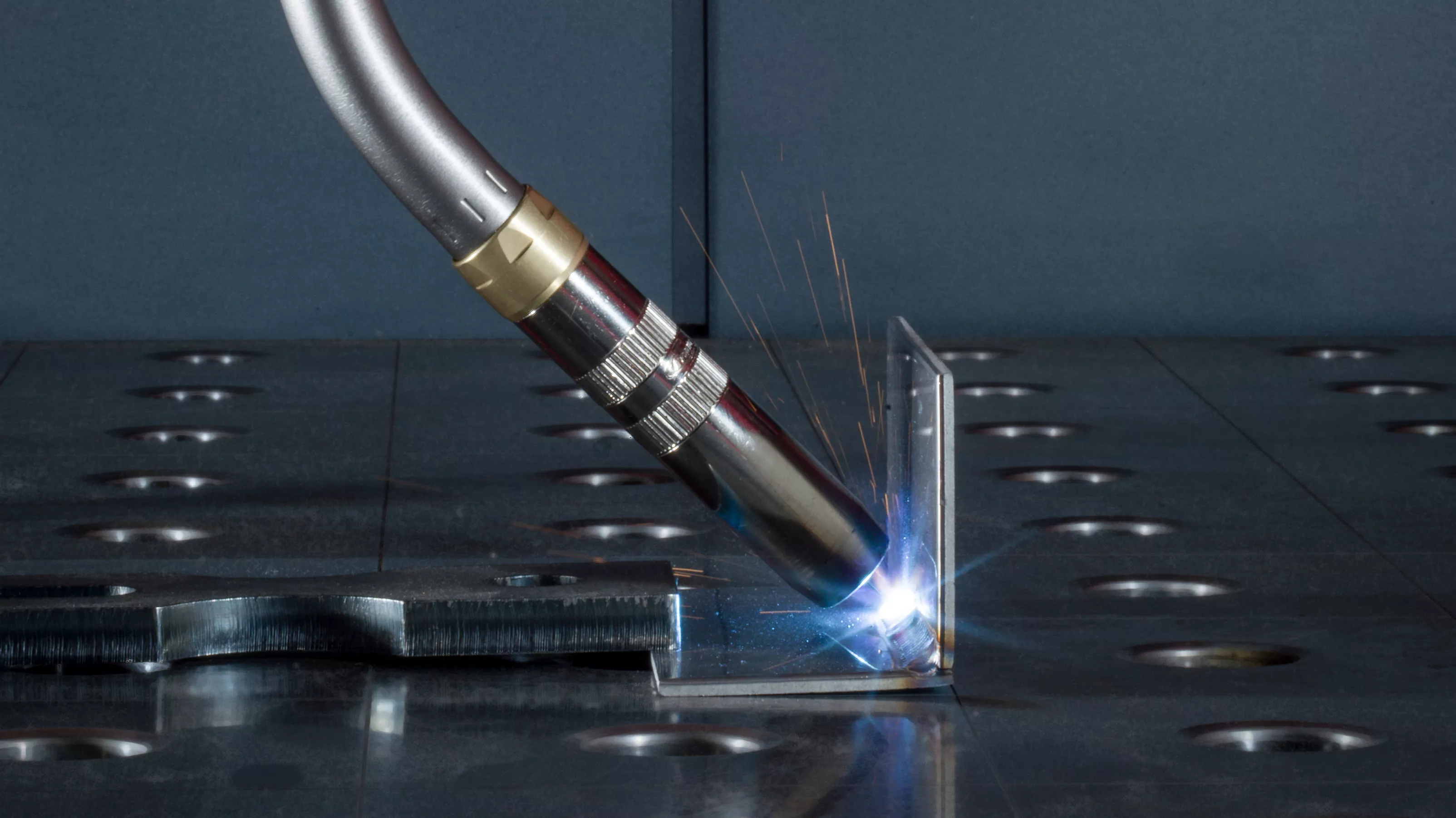 Einfaches und kostengünstiges Cobot Welding mit Fronius SmartCell und ...