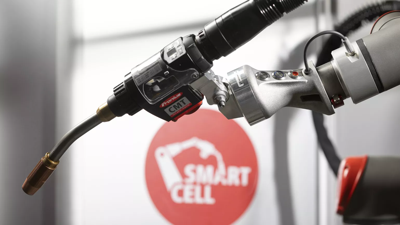Fronius stellt seine CE-zertifizierte Cobot-Schweißzelle SmartCell vor