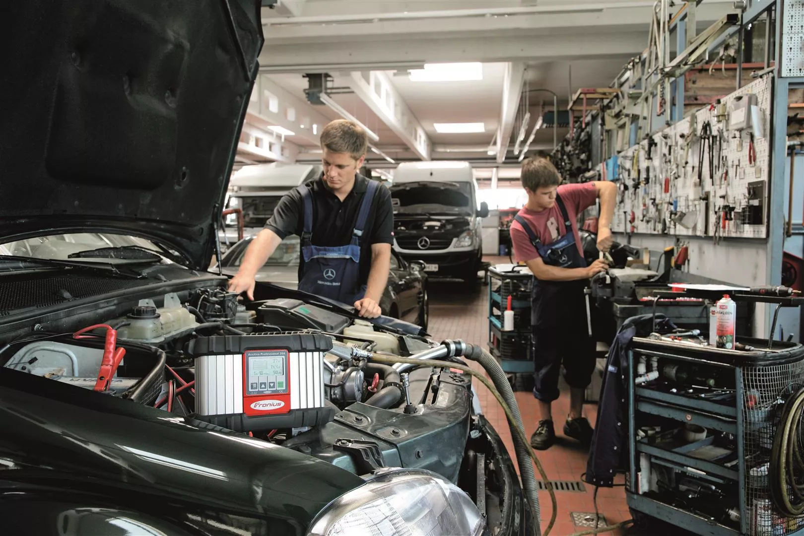 Car workshop equipment - battery charging technology - Fronius