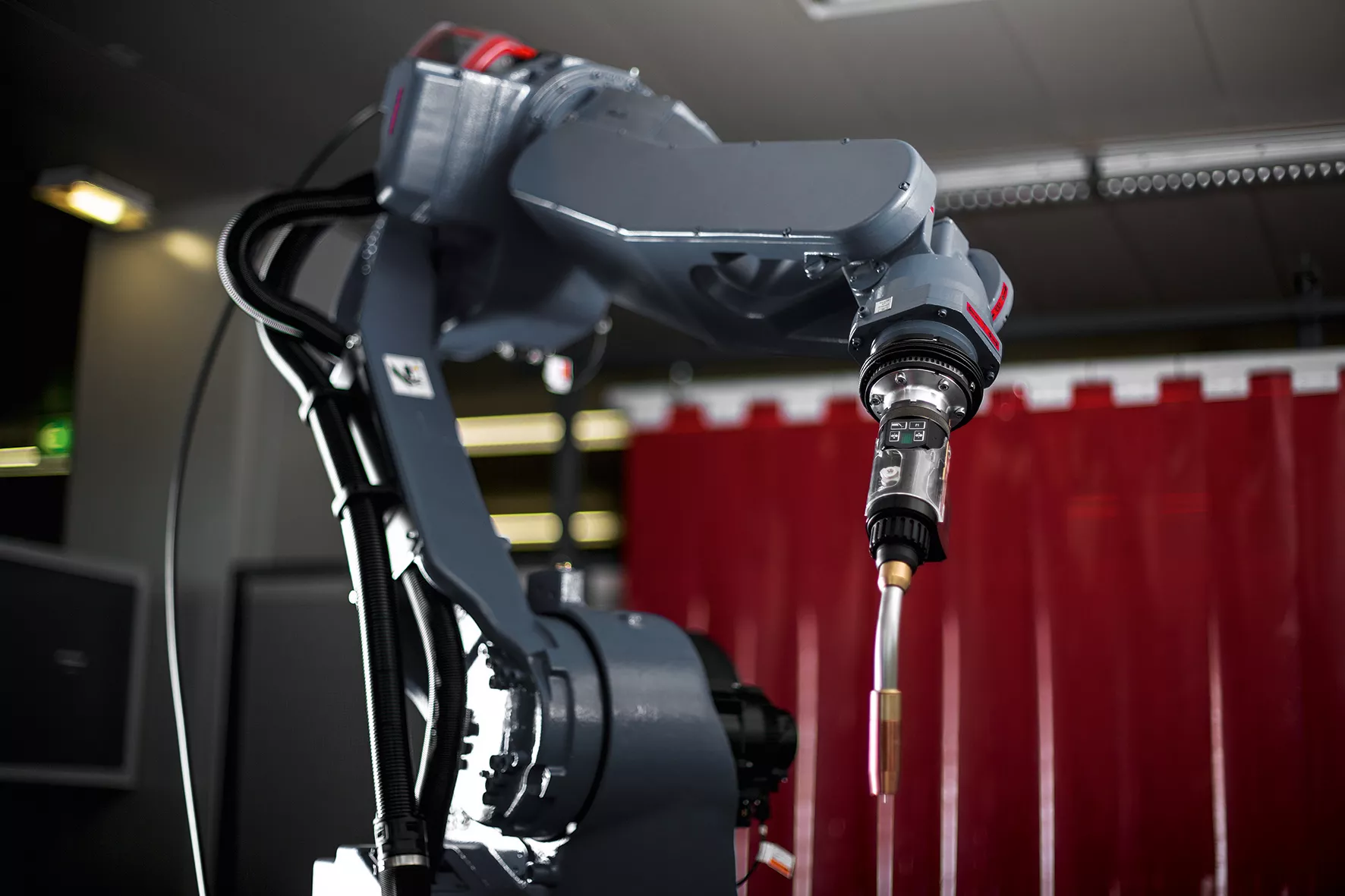 The world’s most compact push-pull robot welding torch